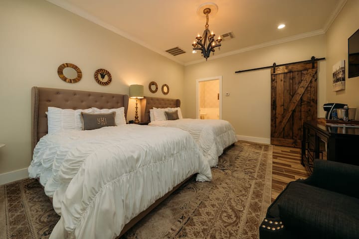 Vintage Hill Country Haven: Two Double With Pool - Boerne, TX