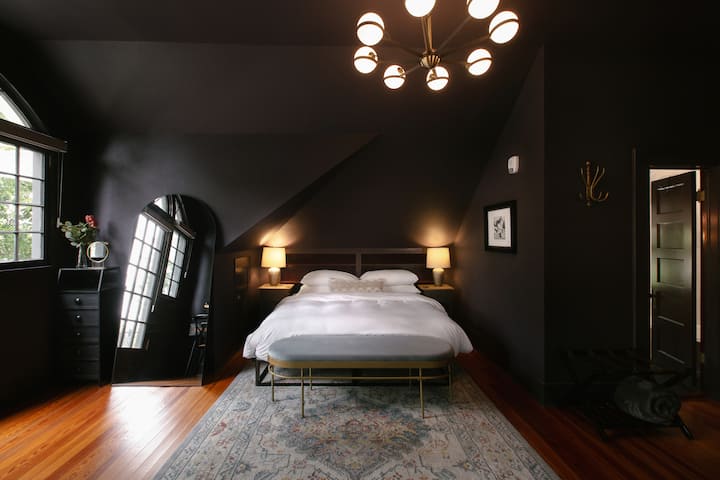 Sophie's Gasthaus - Karbach Room • Private Balcony - New Braunfels, TX