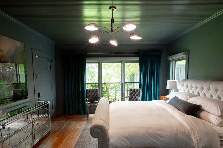 Sophie's Gasthaus - Eiband King Room • Near Pool - New Braunfels, TX