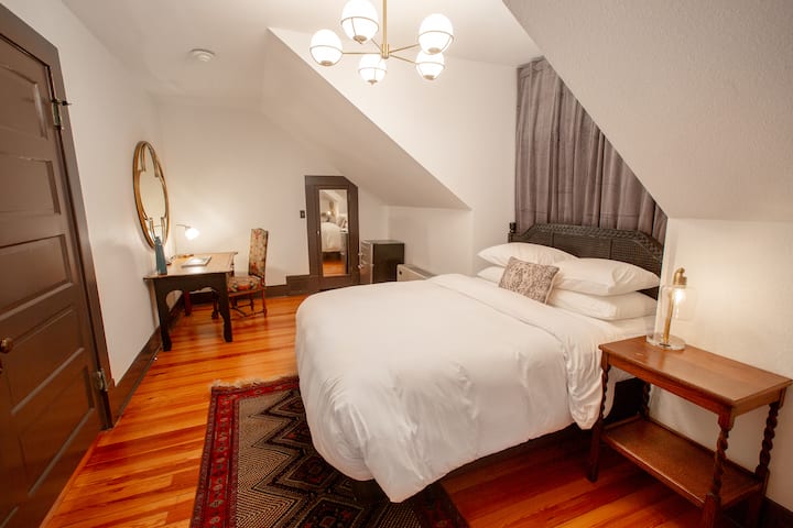 Sophie's Gasthaus- Seele Two Room Suite • 2 Queens - New Braunfels, TX