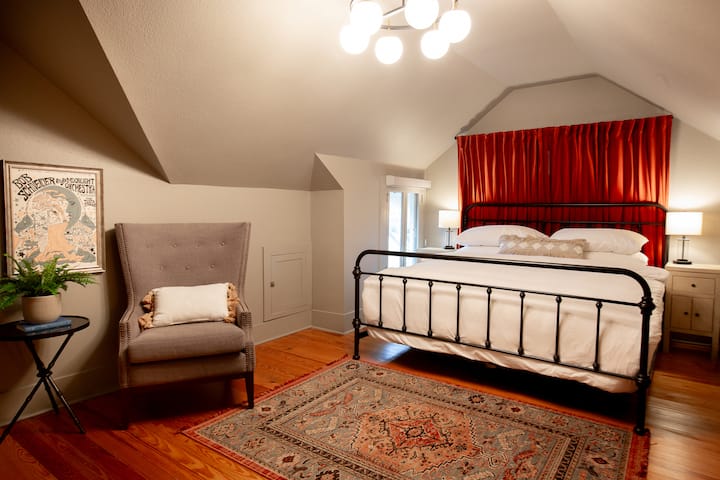 Sophie's Gasthaus - Fischer King Room • Downtown - New Braunfels, TX