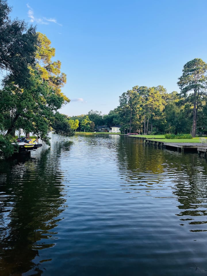 Lake Cottage Getaway - Conroe, TX
