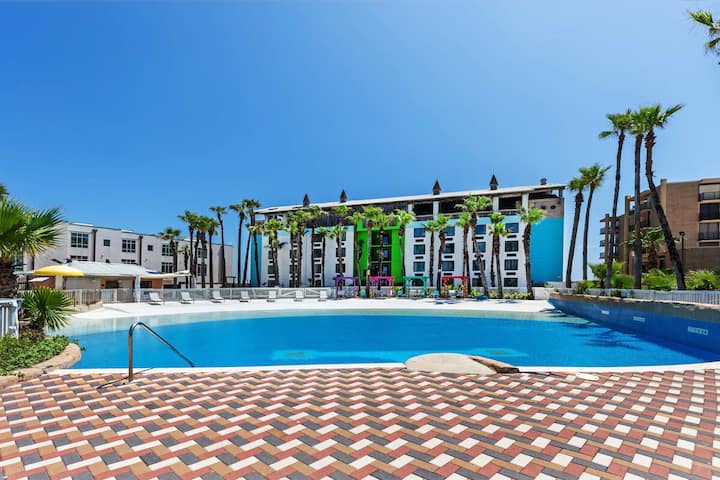 Island Oasis Double Queen Suite-pool, Gym & Beach - South Padre Island