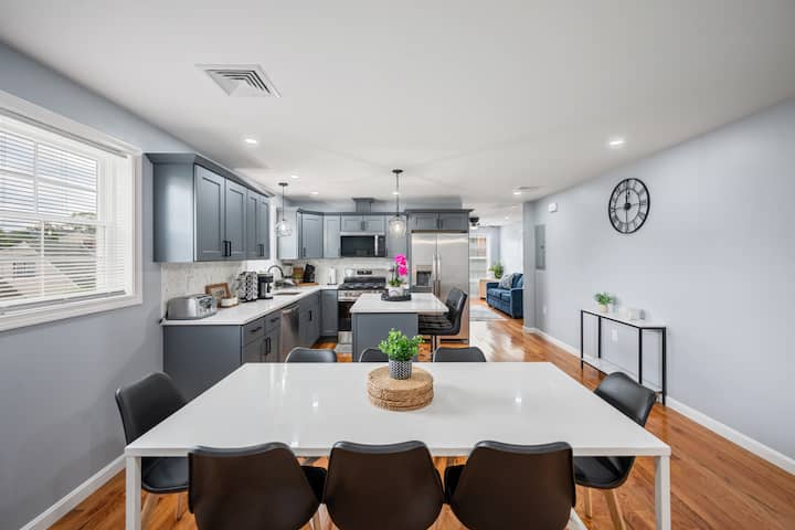 The Quadro-lux At Charles Pvd 4br/2ba* Ldry "P" - Cranston, RI
