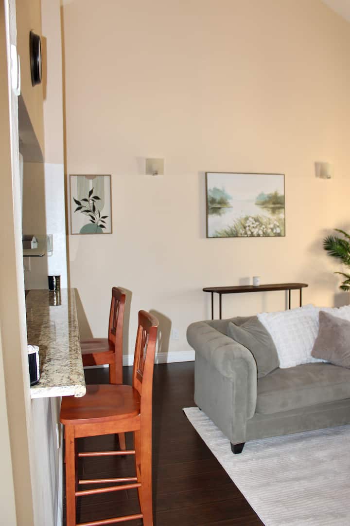 2b2b Remodeled Long Beach Penthouse Condo - Long Beach, CA