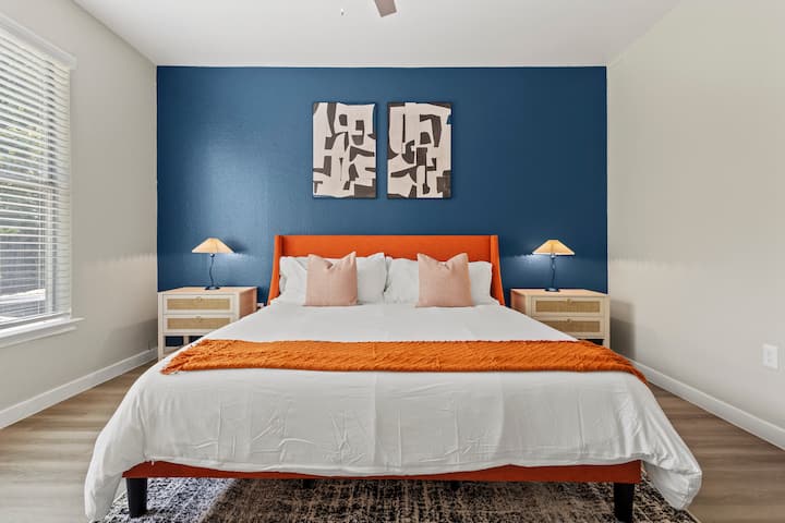 Oak Lawn Apt | King Bd | Kitchen + Free Parking - Dallas, TX