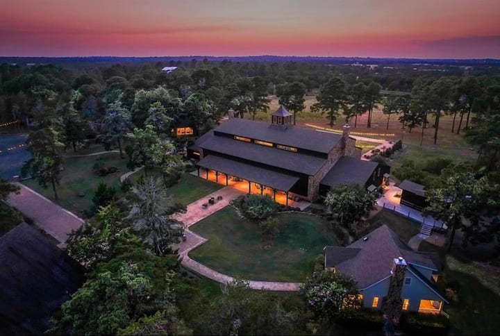 Vineyard Estate With 3 Serene, Luxurious Cottages - New Ulm, TX