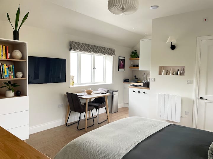 Contemporary Studio Flat In Monmouthshire - Abergavenny