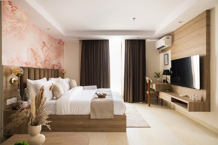 Lumi Stays - Luxury Studio Apartment - Ghaziabad