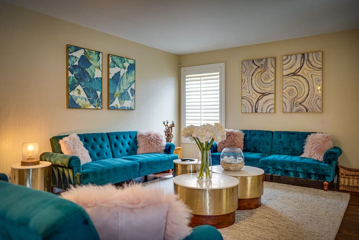 Lux 7br/3ba Villa • Pool+jacuzzi+clubroom+garage+ - Las Vegas, NV