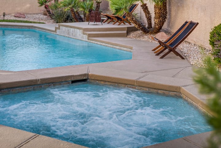 Lux 7br/3ba Villa • Pool+jacuzzi+clubroom+garage+ - Las Vegas, NV