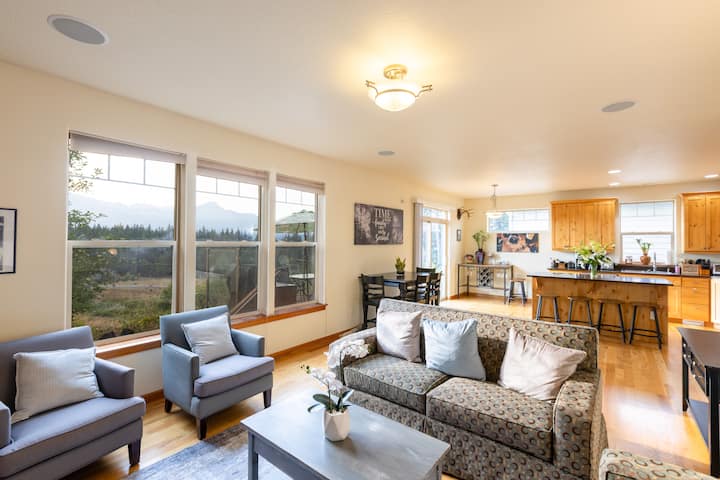 Charming, Cozy Home With Immaculate View - Carson, WA