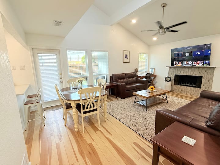 Arlington Entertainment District Home Blue Door - Arlington, TX