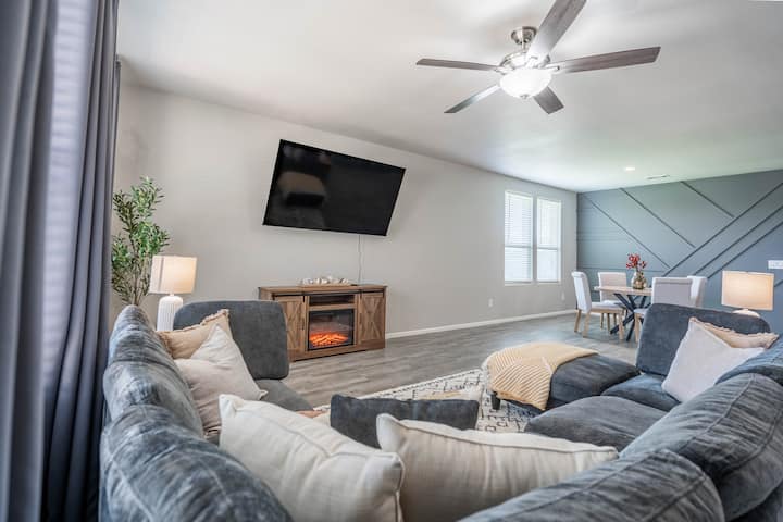 Sleeps 13+ | 5br/2.5ba | Pool Table + Fire Pit - Odessa, TX