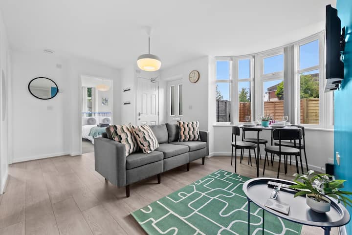 Home From Home - Sleeps 8, 6 Beds, Free Parking, - Coventry