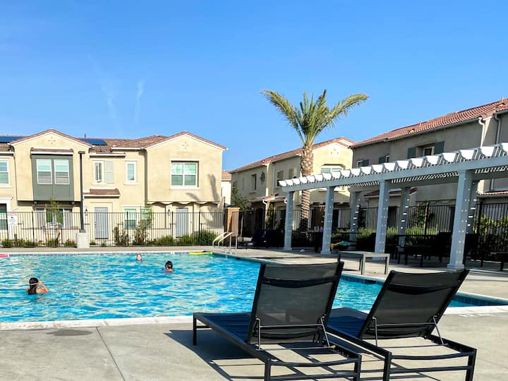 Cozy Family Haven With Shared Pool | Honest Homes - Fontana