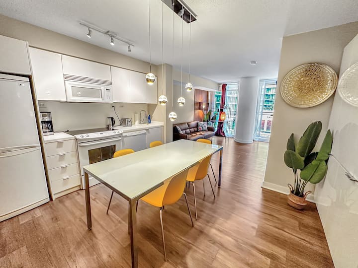 2 Bd | Cn Tower -> 6 Min Walk | Parking | Views - Toronto