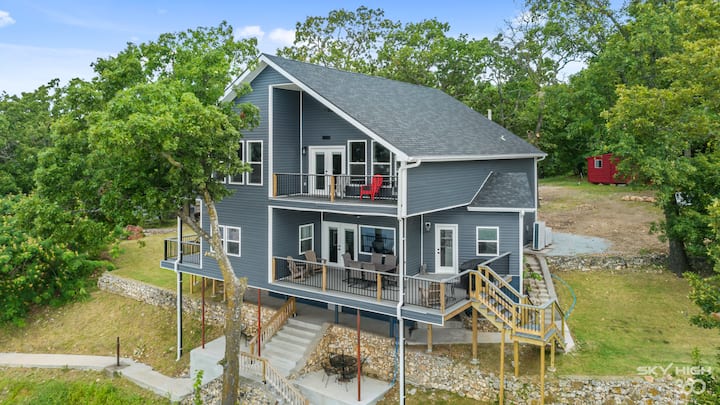 Driftwood Lodge: Boat Dock, Game Room & Lake Views - United States