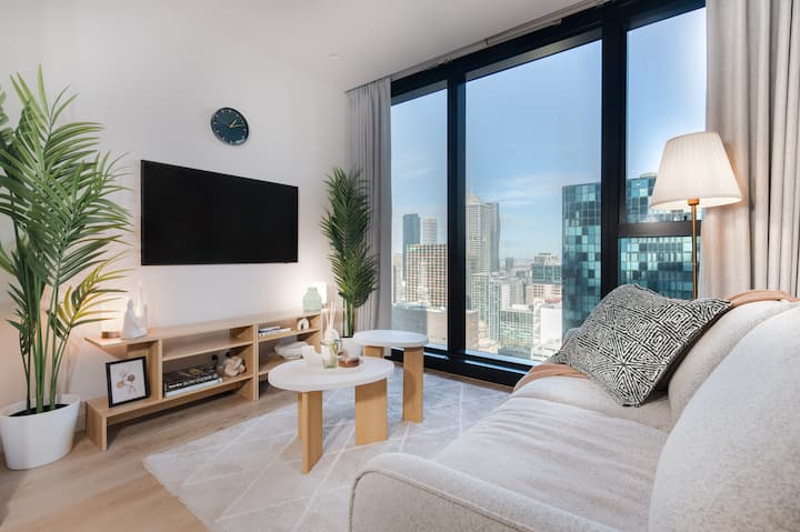 Stylish Scandi Oasis W/ Skyview, Pool, Gym & Spa - Melbourne