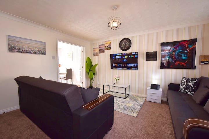 Colchester Home W/ Garden • Parking • Contractors - Colchester