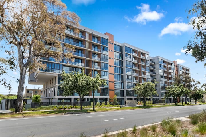 Spacious 2br Apt Near Light Rail - Canberra