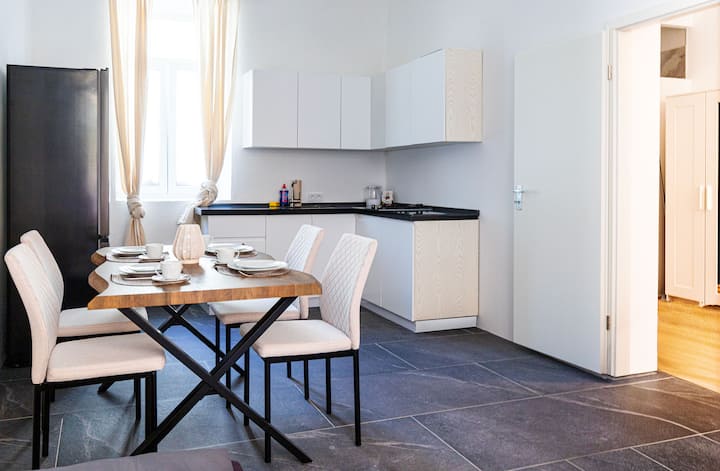 Beste Lage, Stilvoll Und Modern - München