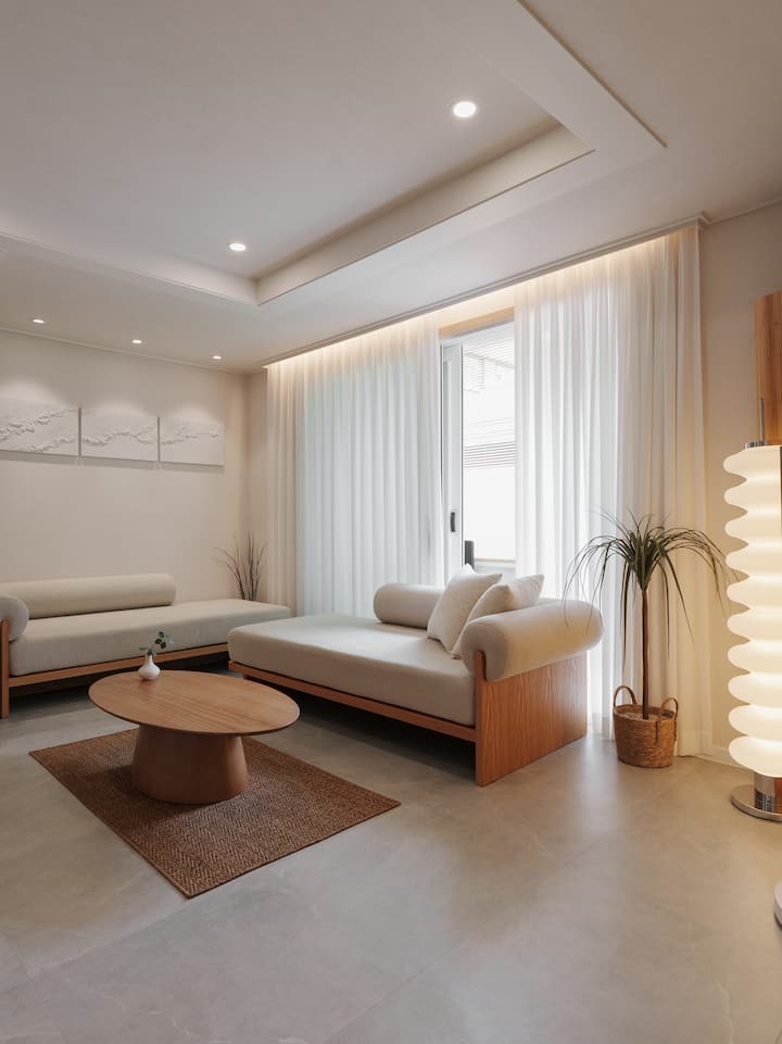 [New Remodeling]홍대역도보10분/private숙소/가족여행/3r 5b/감성숙소 - Seoul