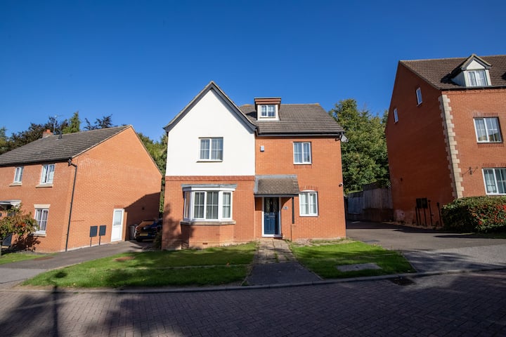 Immaculate 5 Bedroom | Ample Parking | Sleeping 10 - Northamptonshire