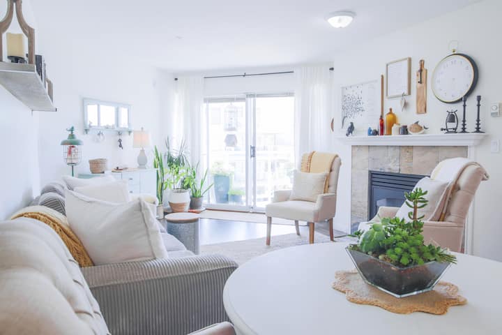 Lakefront Haven | Mtn View Condo Steps From Beach - Harrison Hot Springs