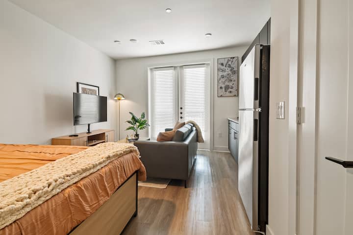 Suite In Downtown Houston | Shared Pool & Gym - Uptown - Houston