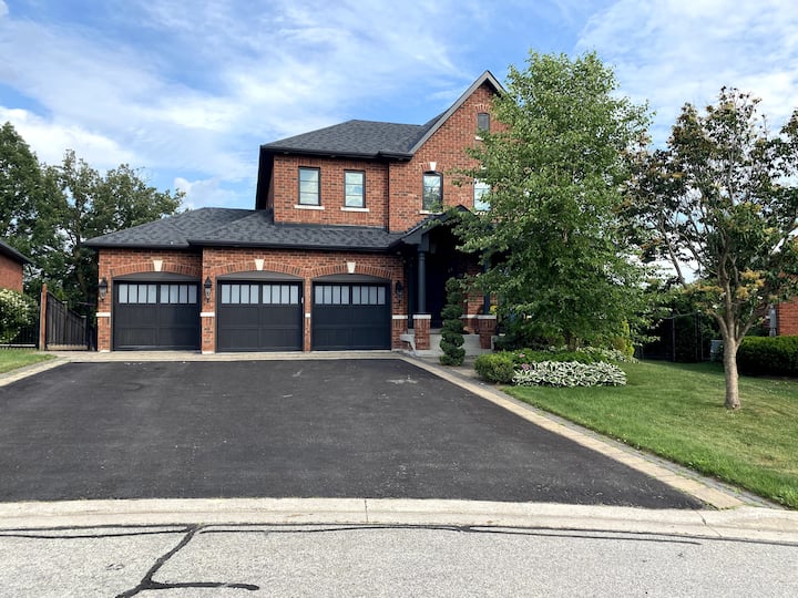 Stunning Studio Walkout Basemnt - Aurora