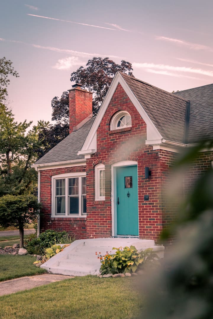 Prof’s Riverside Haven | Art & Style | Sleeps 10 - South Bend, IN