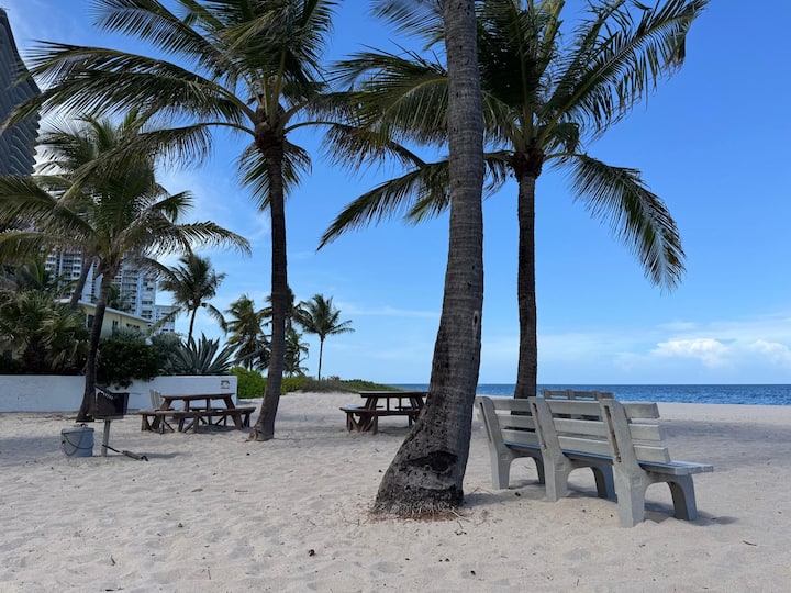 Just Steps From The Beach In Pompano Beach - Pompano Beach, FL