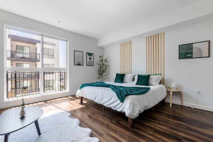Lux Home In Hollywood/ Rooftop, Pool, Gym, Parking - West Hollywood, CA