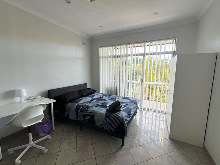 Spacious Queen Room With Balcony | Swimming Pool - Burwood