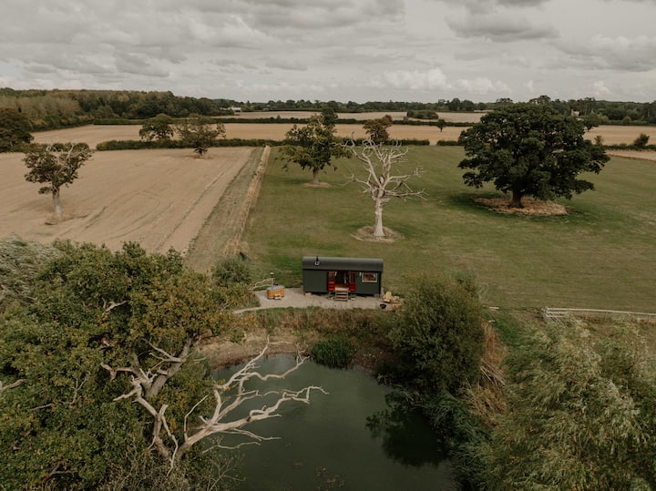 The Pond - Remote Off-grid Shepherd's Hut - United Kingdom