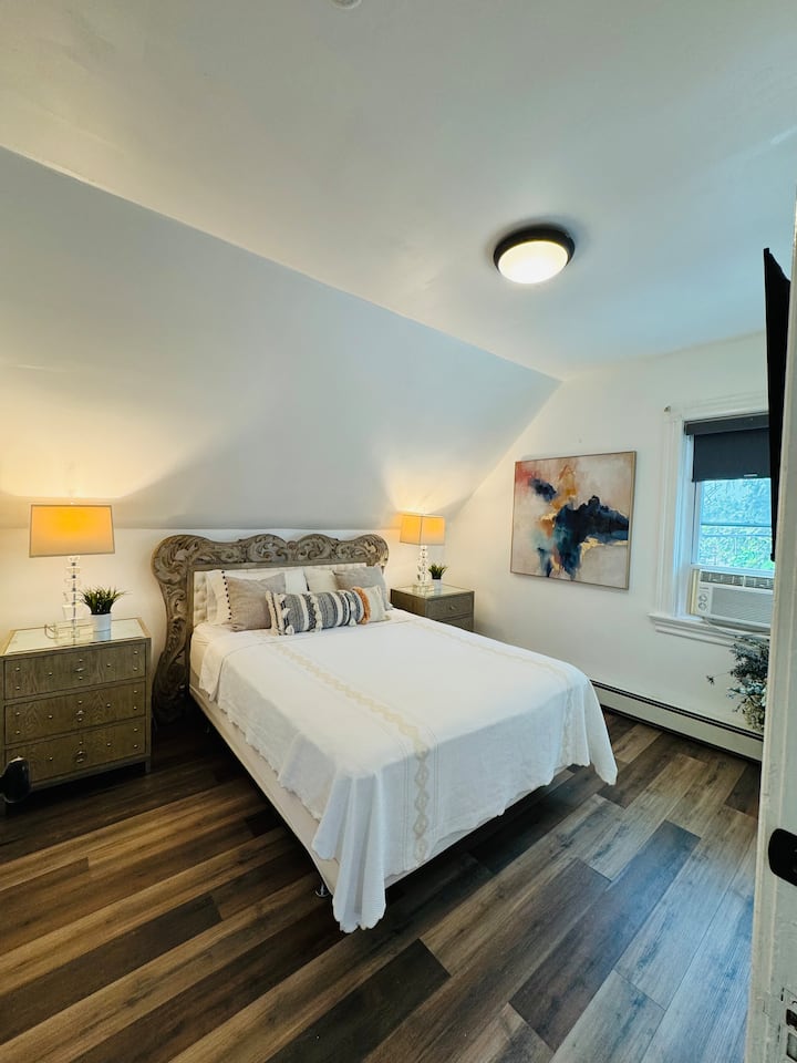 Walk To Roger Williams Park / Private 2br Apt - Providence, RI