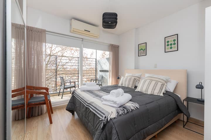 Bright Studio: Balcony & River Stadium View - San Martin, Argentina