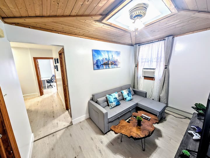 4br Duplex Near Light Rail | Mins To Ny + Parking - New York City