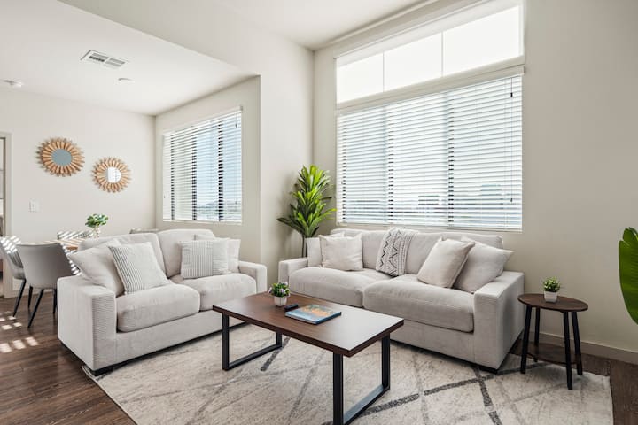 Luxury 3br Gem | Pool, King Beds, Gym, Asu Nearby - Tempe, AZ