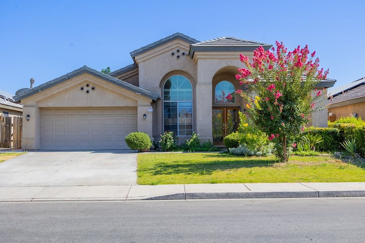 Delightful Home 5bd/2bath, 2 Living - Bakersfield, CA