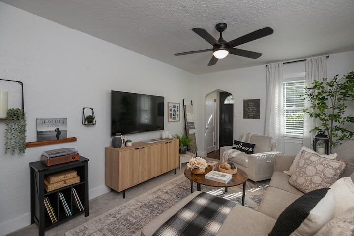 The Downtowner 3br/2 Bath In Austin W/patio & Gym - Austin, MN