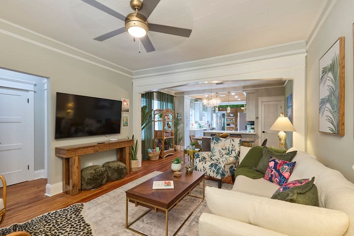 Vintage Vibes Bungalow - Tampa, FL