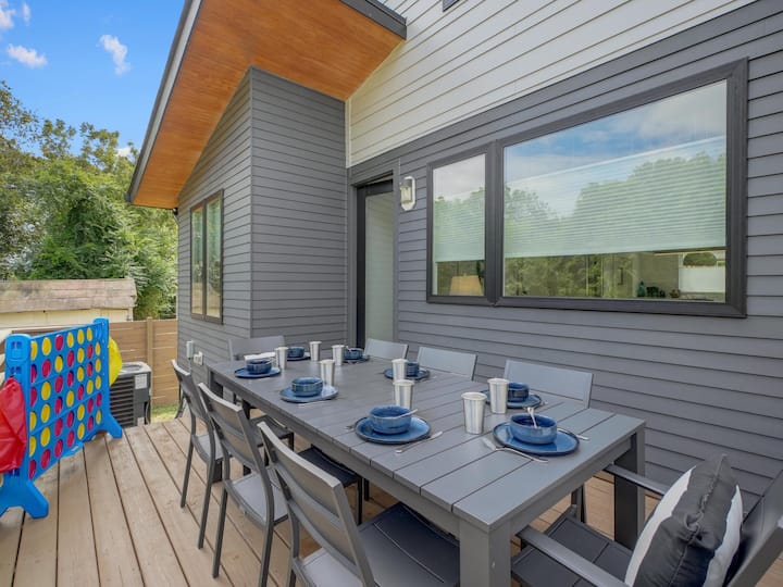 Sleeps 14 Modern Gas Logs~2 Kings & Chefs Kitchen - Raleigh, NC