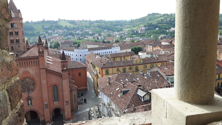 Centrale Mansarda In Casa Medievale - Alba