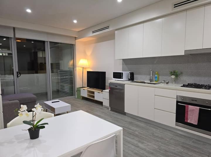 Camperdown One 02 Close To Bus Stop And Syd Cbd - Burwood