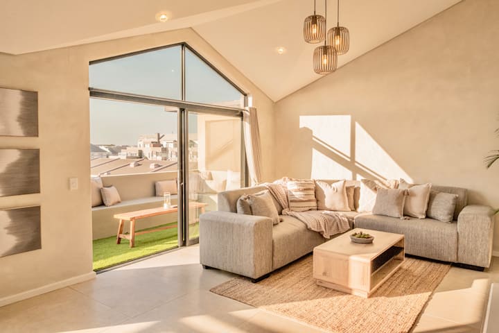 Chic Central Suite W/ Gym & Sunset Patio - Namibia
