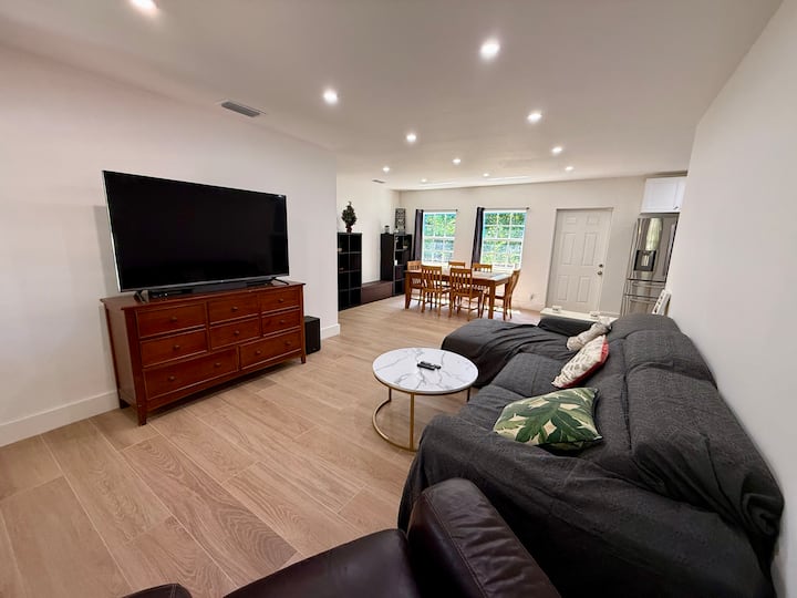 Cozy 3 Bedroom House - Aventura, FL