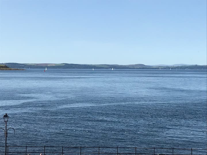 Central Seafront Apartment Stunning Sea View - Largs
