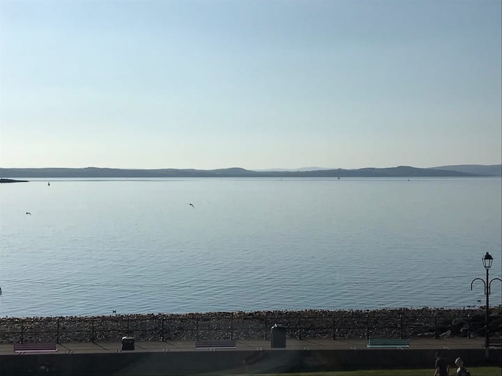 Central Seafront Apartment Stunning Sea View - Millport